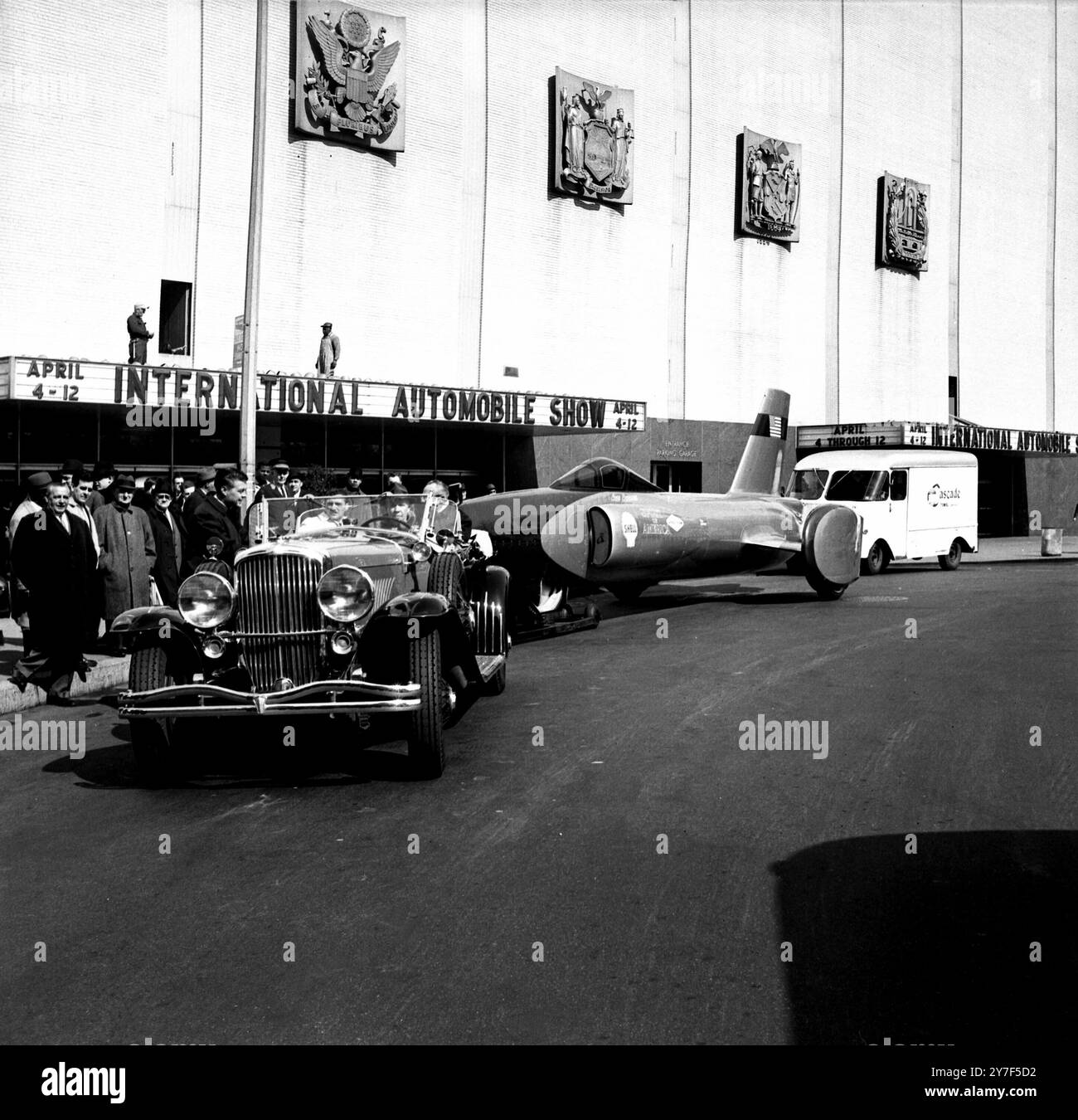 "Spirit of America", the world's fastest car is towed by a 1929 ...