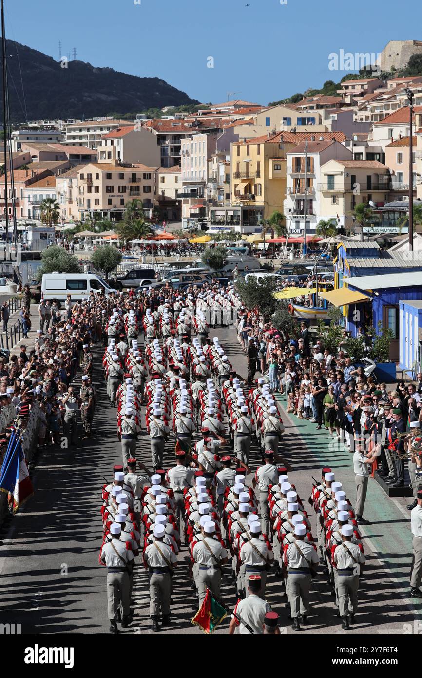 Legionnaires of the 2nd Foreign Parachute Regiment, led by General ...