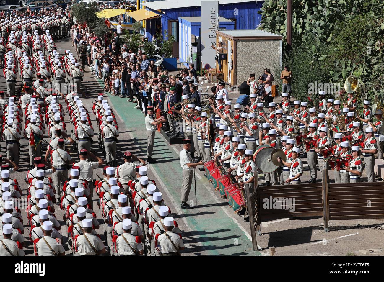 Legionnaires of the 2nd Foreign Parachute Regiment, led by General ...