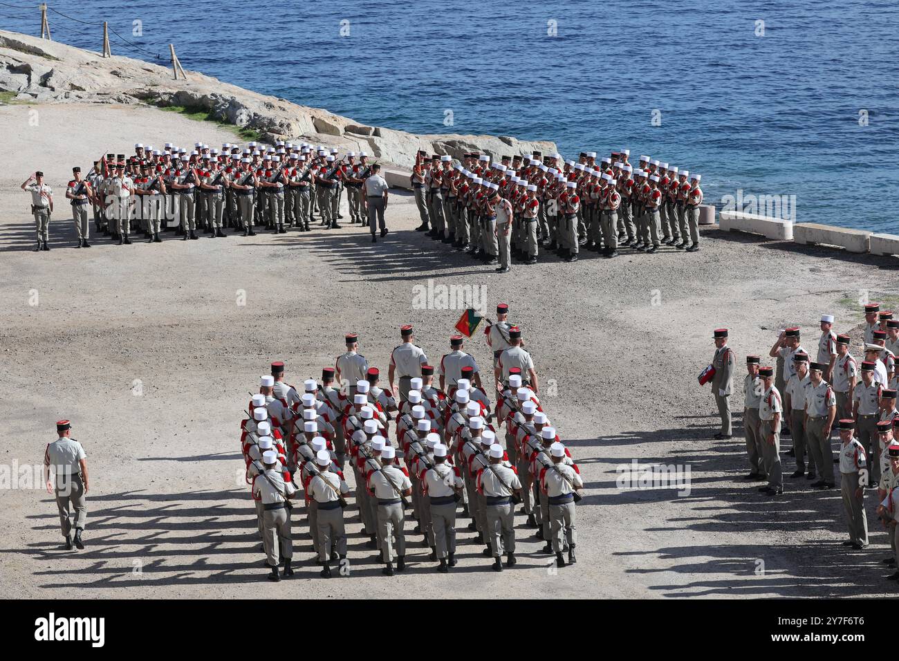 Legionnaires of the 2nd Foreign Parachute Regiment, led by General ...