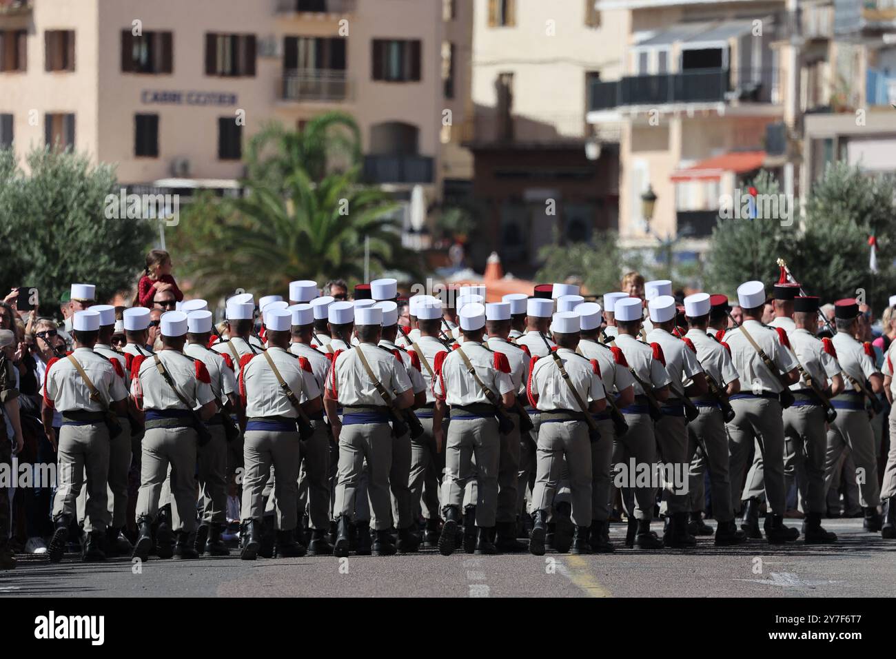 Legionnaires of the 2nd Foreign Parachute Regiment, led by General ...