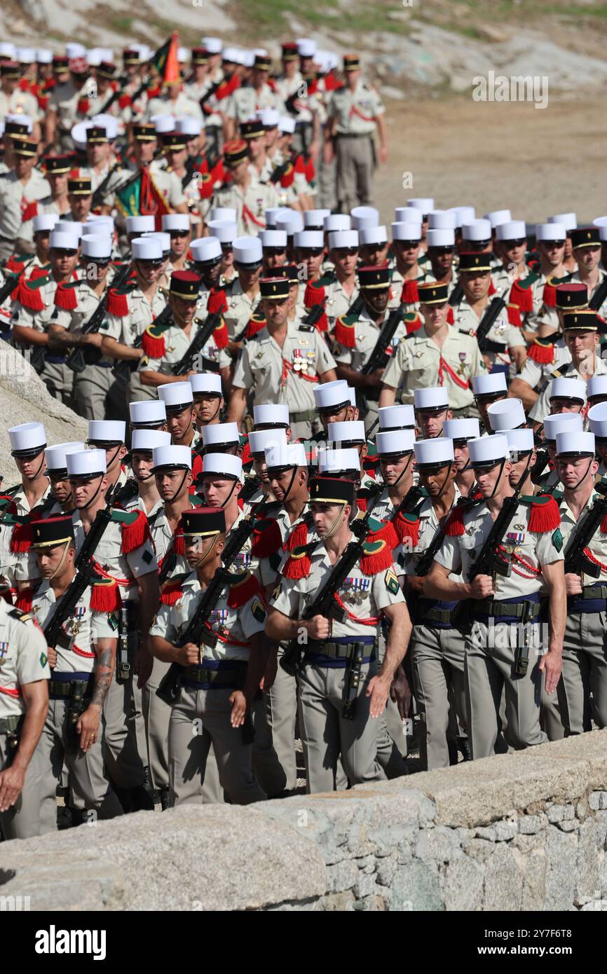 Legionnaires of the 2nd Foreign Parachute Regiment, led by General ...