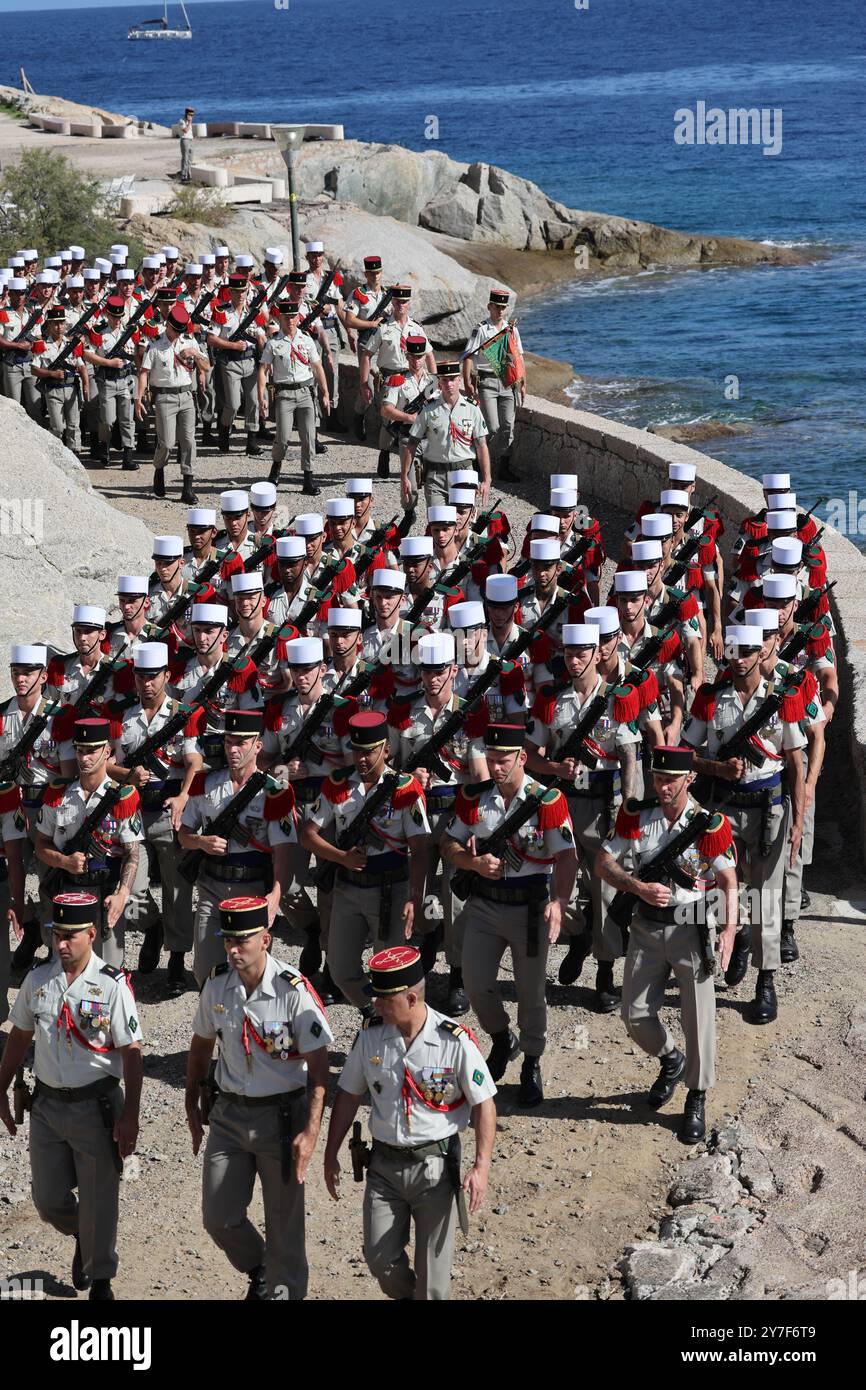 Legionnaires of the 2nd Foreign Parachute Regiment, led by General ...