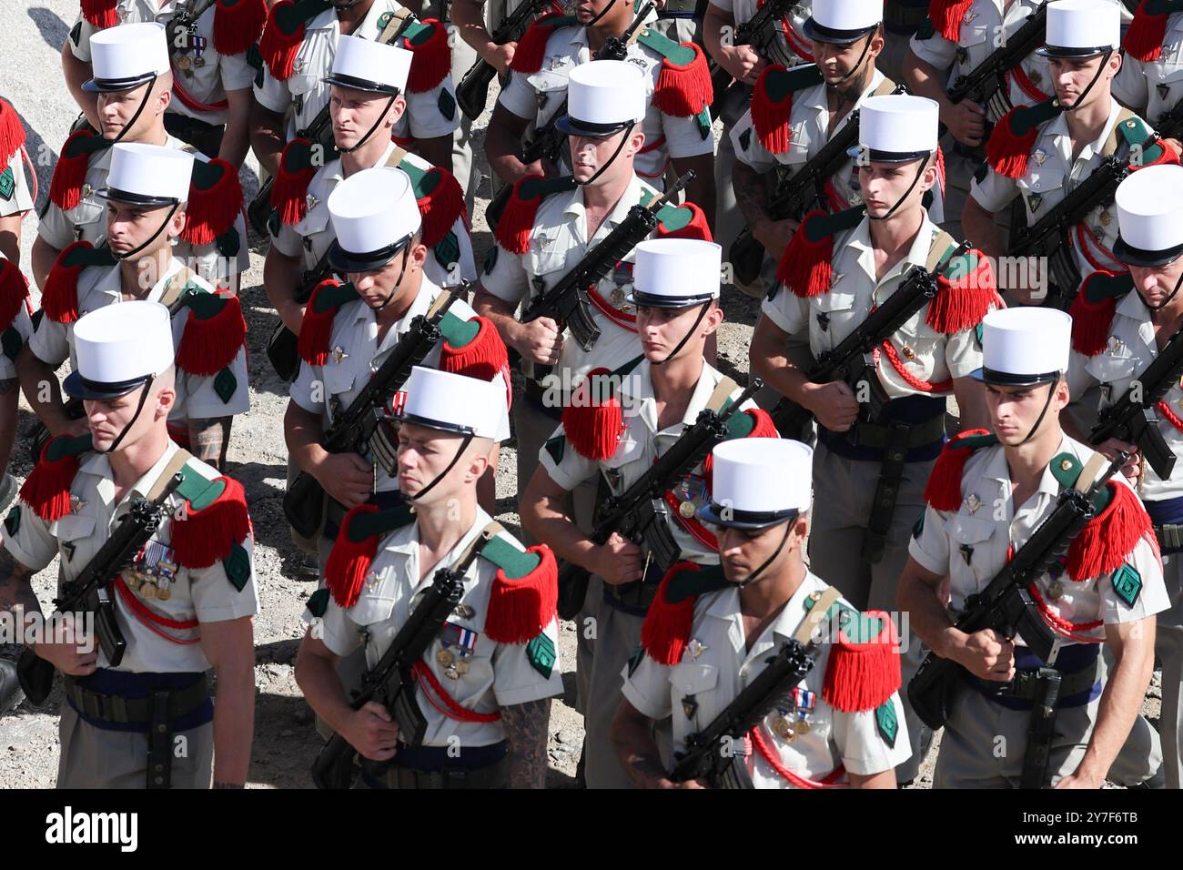 Legionnaires of the 2nd Foreign Parachute Regiment, led by General ...