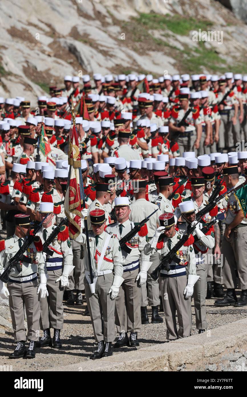 Legionnaires of the 2nd Foreign Parachute Regiment, led by General ...