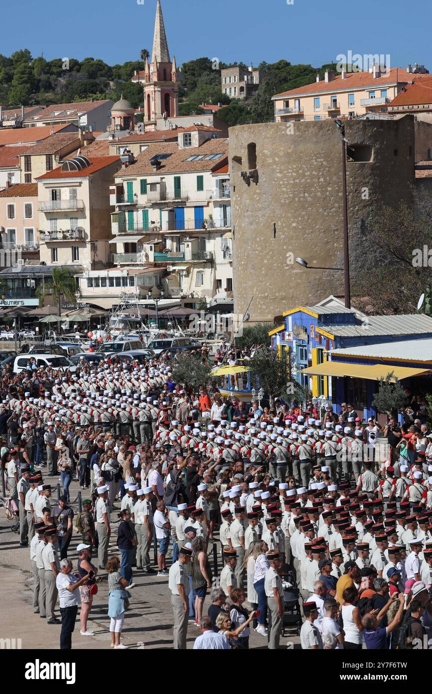 Legionnaires of the 2nd Foreign Parachute Regiment, led by General ...