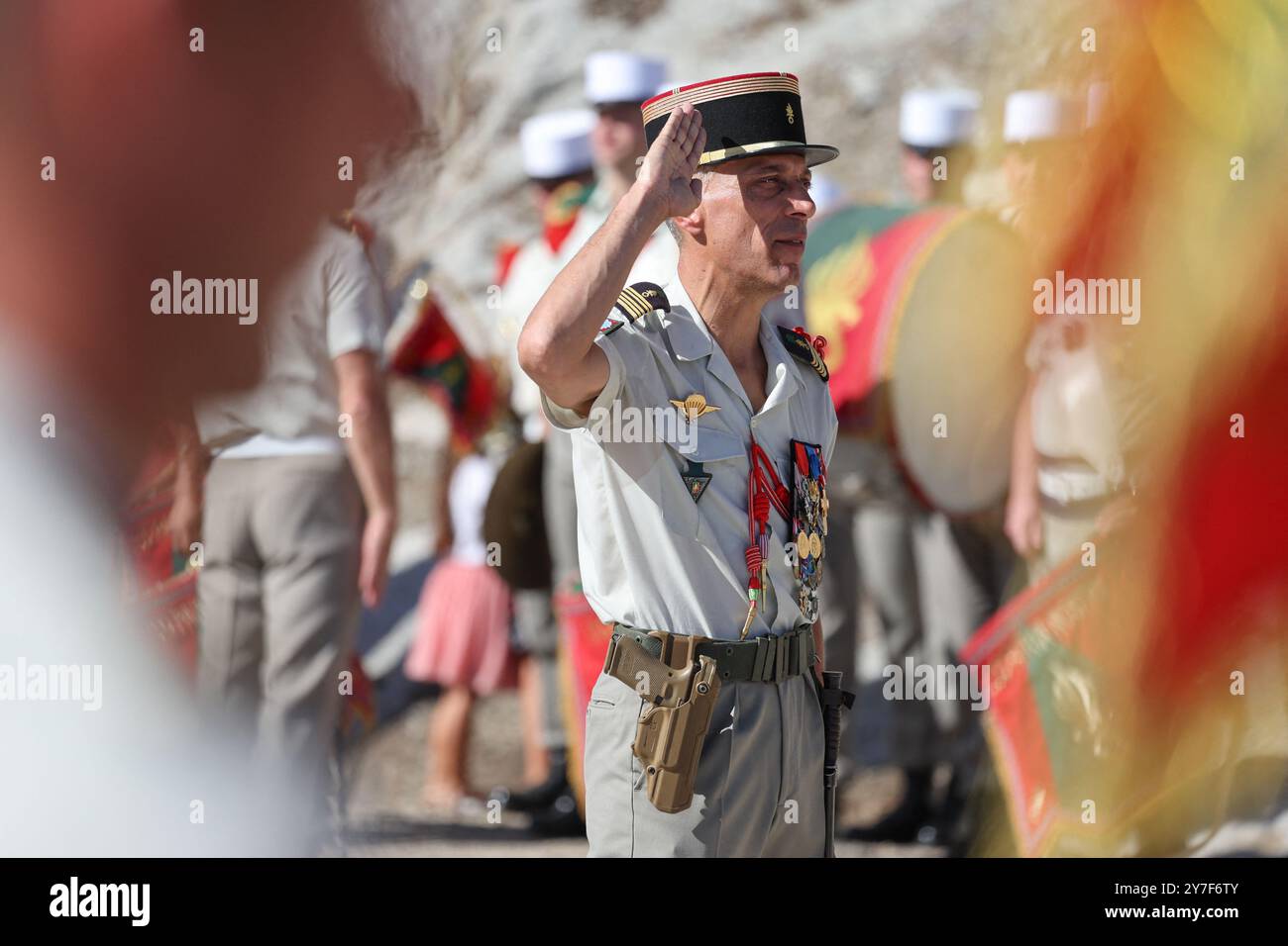 Legionnaires of the 2nd Foreign Parachute Regiment, led by General ...