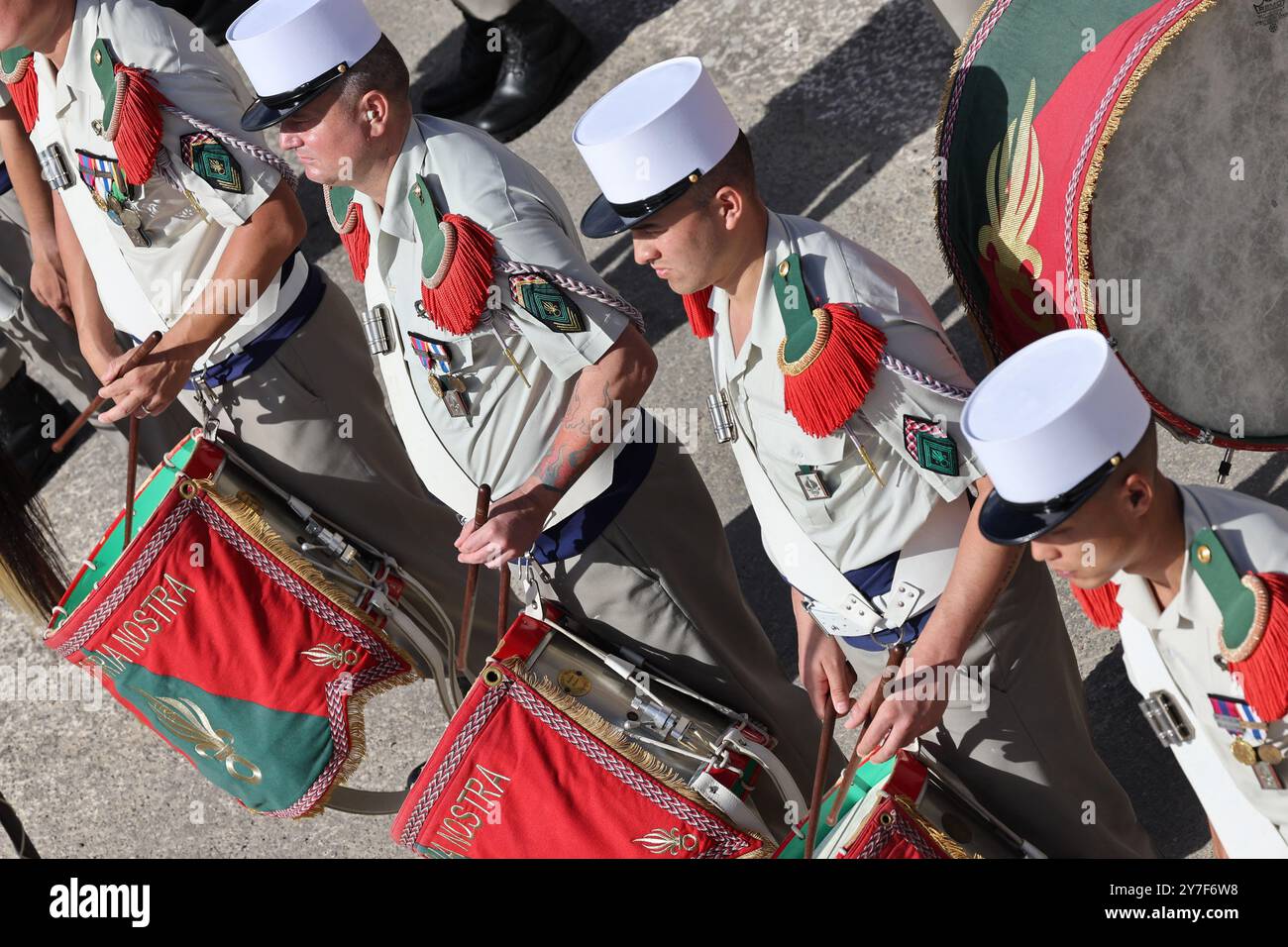 Legionnaires of the 2nd Foreign Parachute Regiment, led by General ...