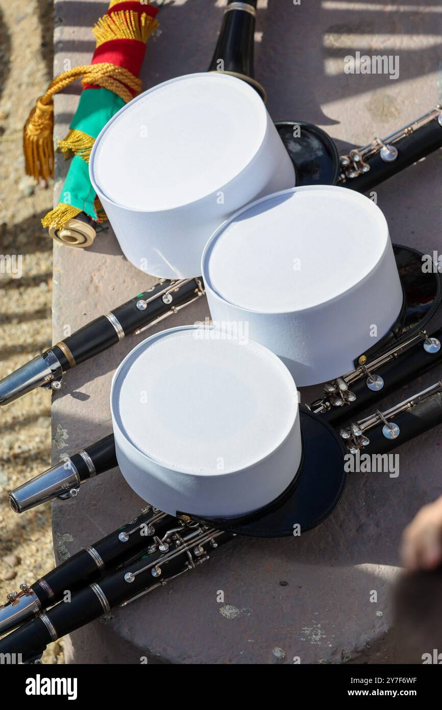 Legionnaires of the 2nd Foreign Parachute Regiment, led by General ...