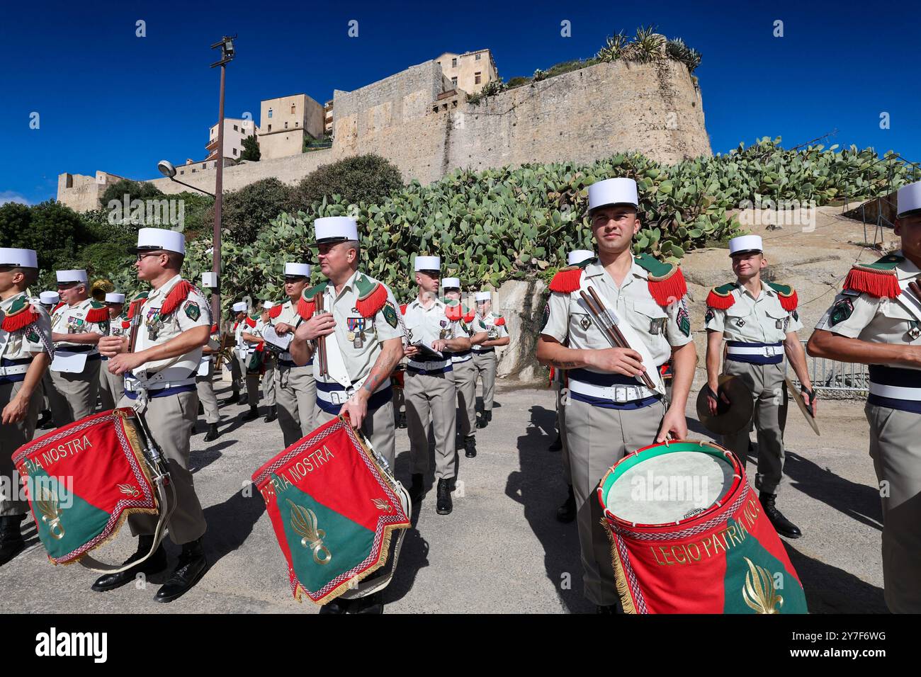 Legionnaires of the 2nd Foreign Parachute Regiment, led by General ...