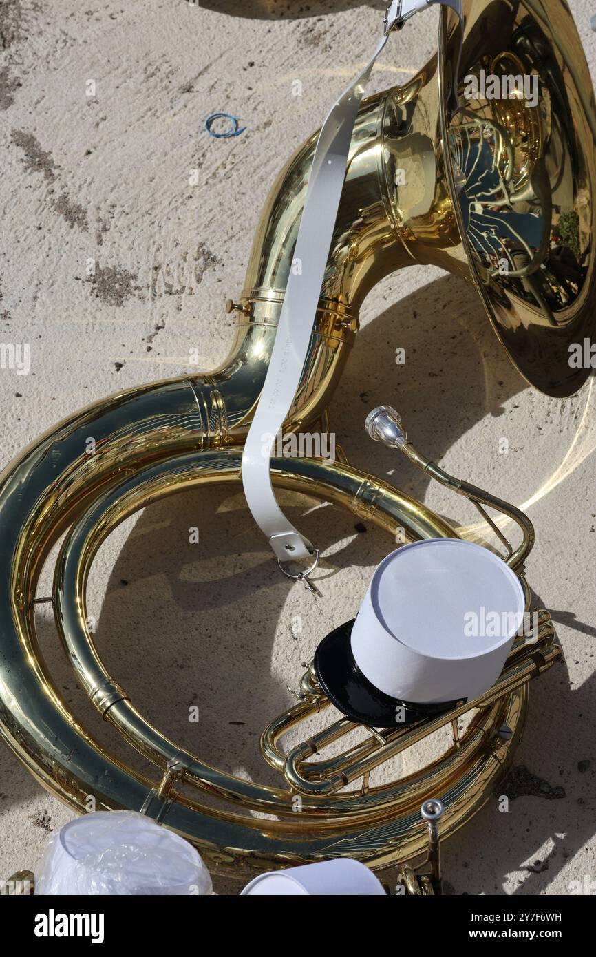 Legionnaires of the 2nd Foreign Parachute Regiment, led by General ...