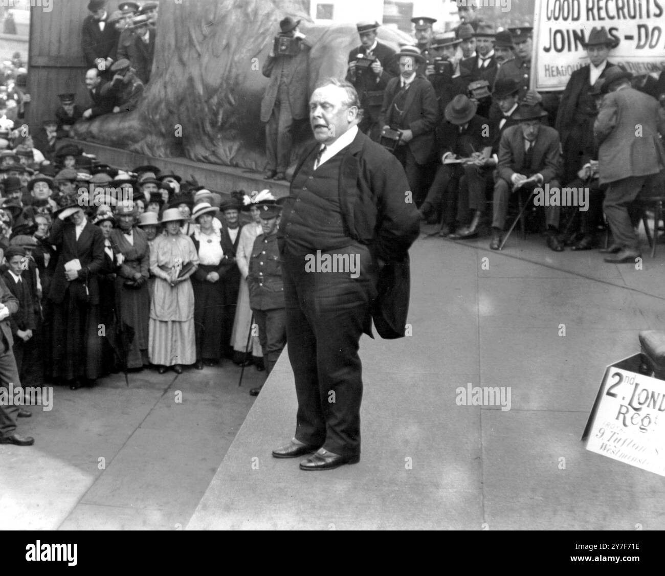 Horatio Bottomley addressing a recruiting meeting in Trafalgar Square ...