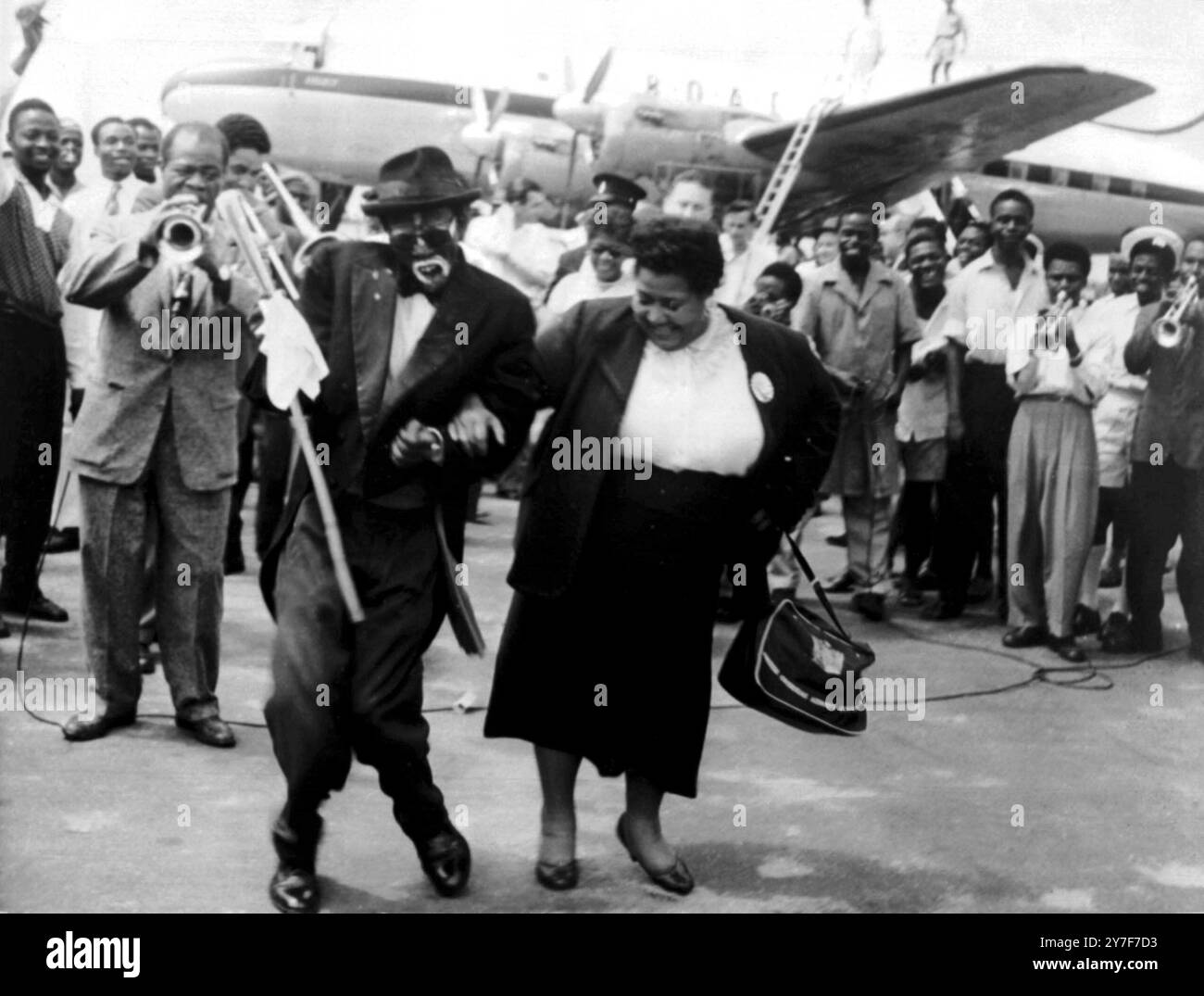 Louis Armstrong in Accra (background left) plays with members of his ...