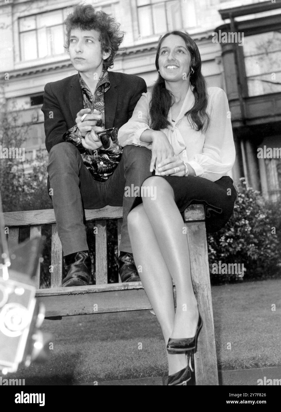 Bob dylan 1965 hi-res stock photography and images - Alamy