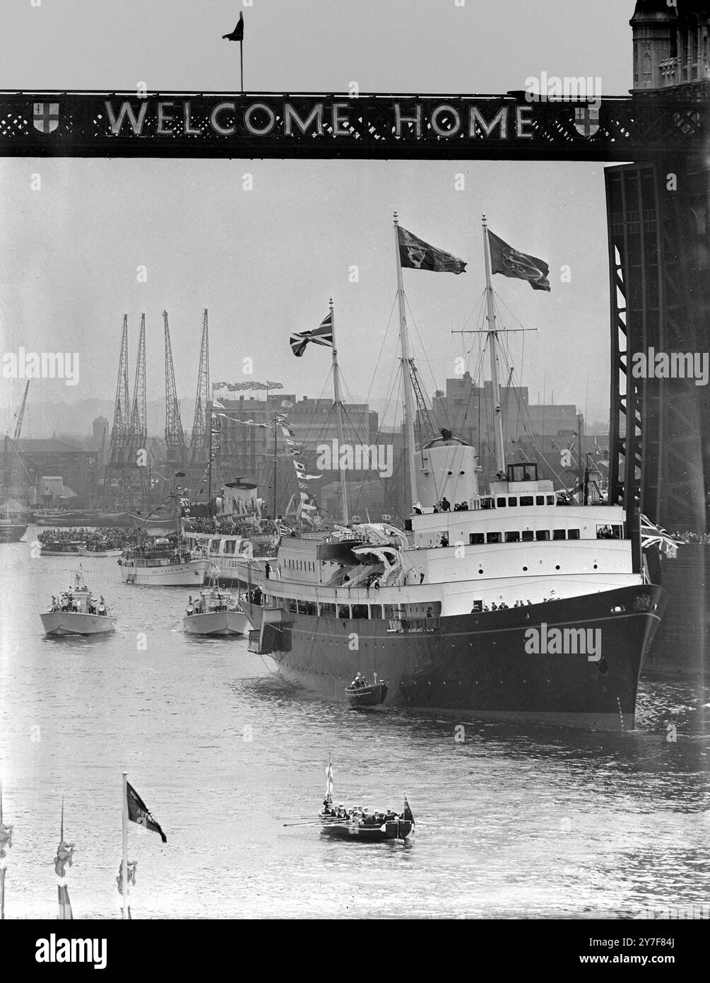 Under the Welcome Home sign on the Tower Bridge slowly moves the Royal ...