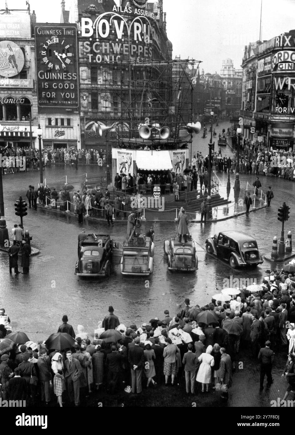 Piccadilly circus london wartime hi-res stock photography and images ...