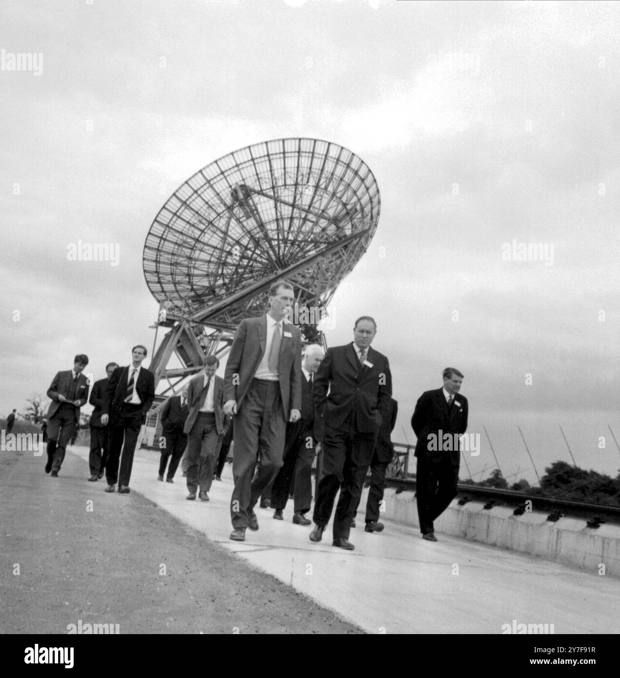 A new Radio Telescope constructed at the Mullard Observatories near ...