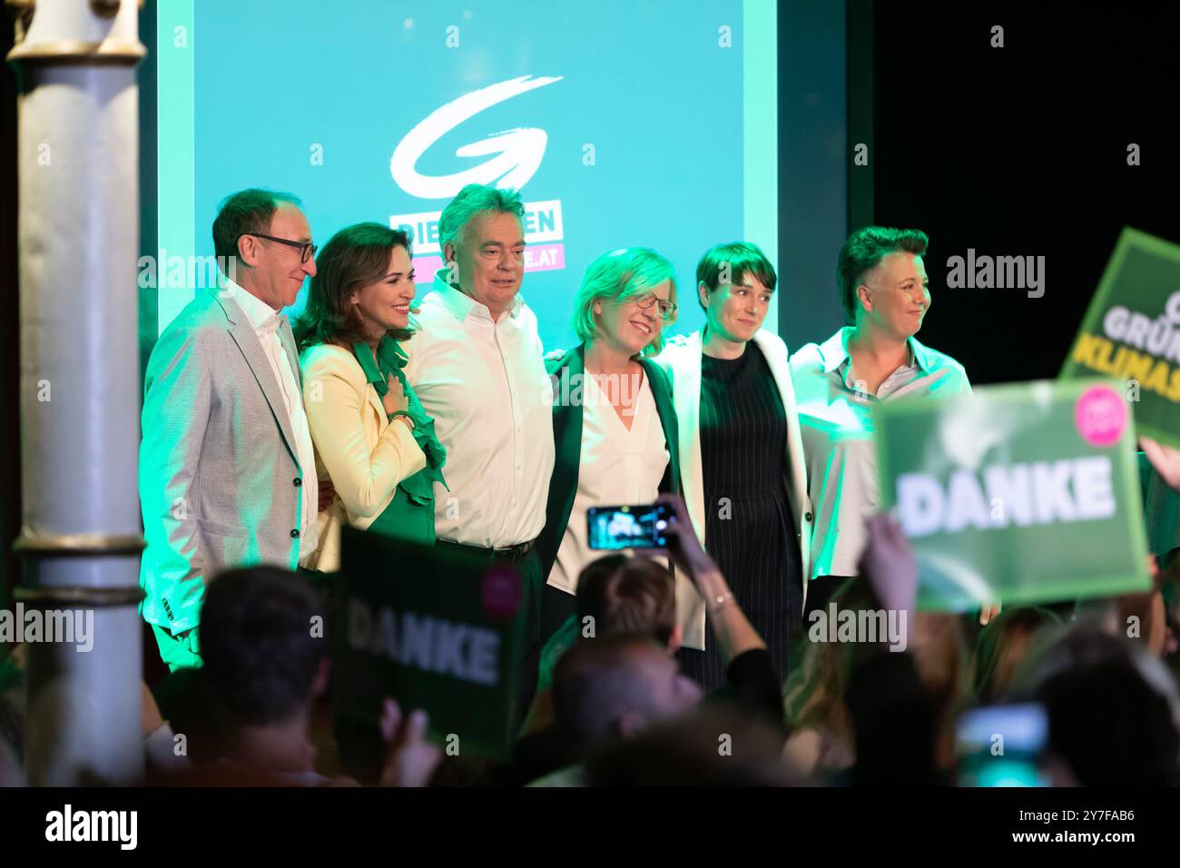 Parteimitglieder auf der Bühne nach der Erststimmenhochrechnung zur ...