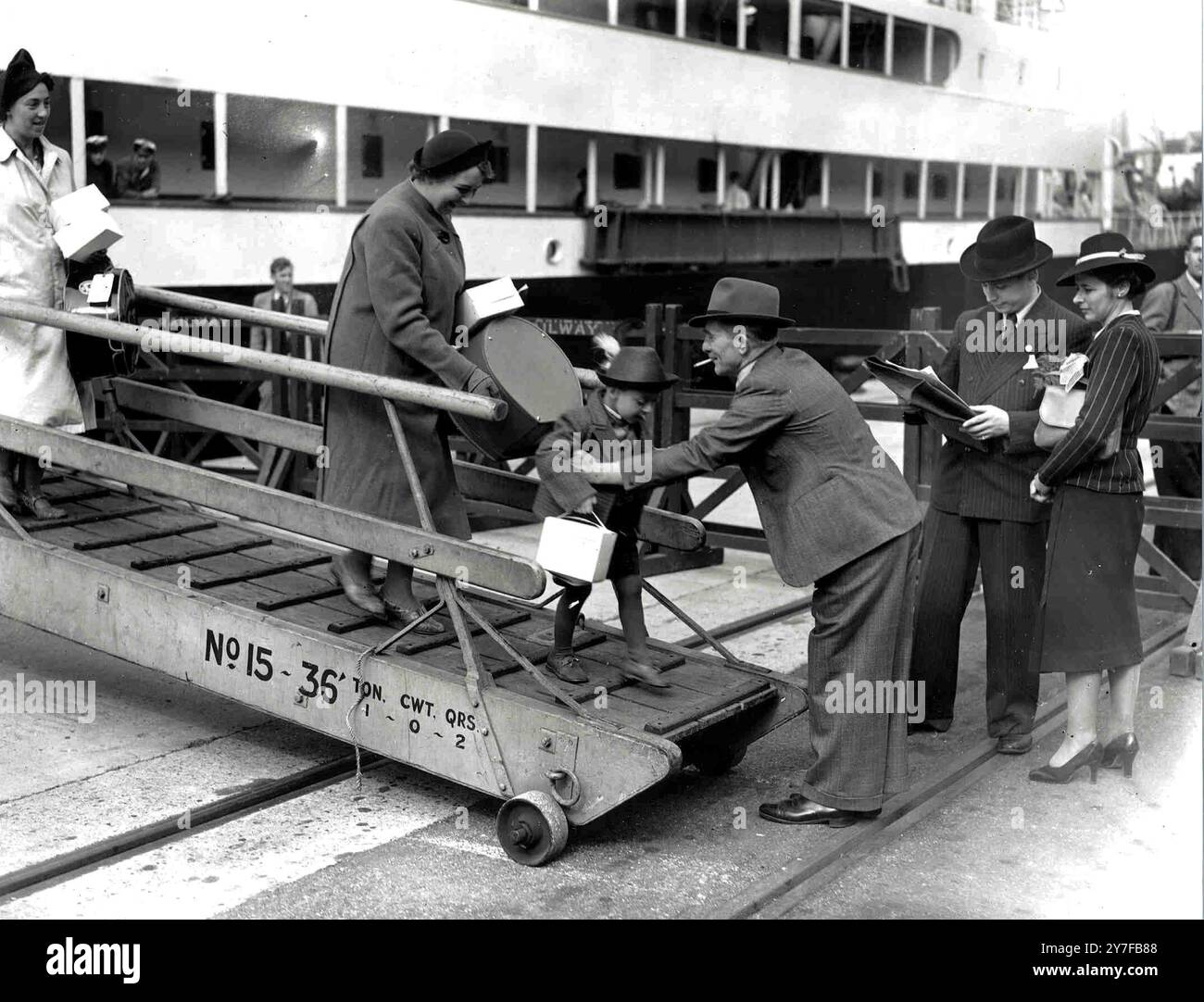 German Jewish Refugees arrive on the Rakotis 21st June 1939 Stock Photo ...