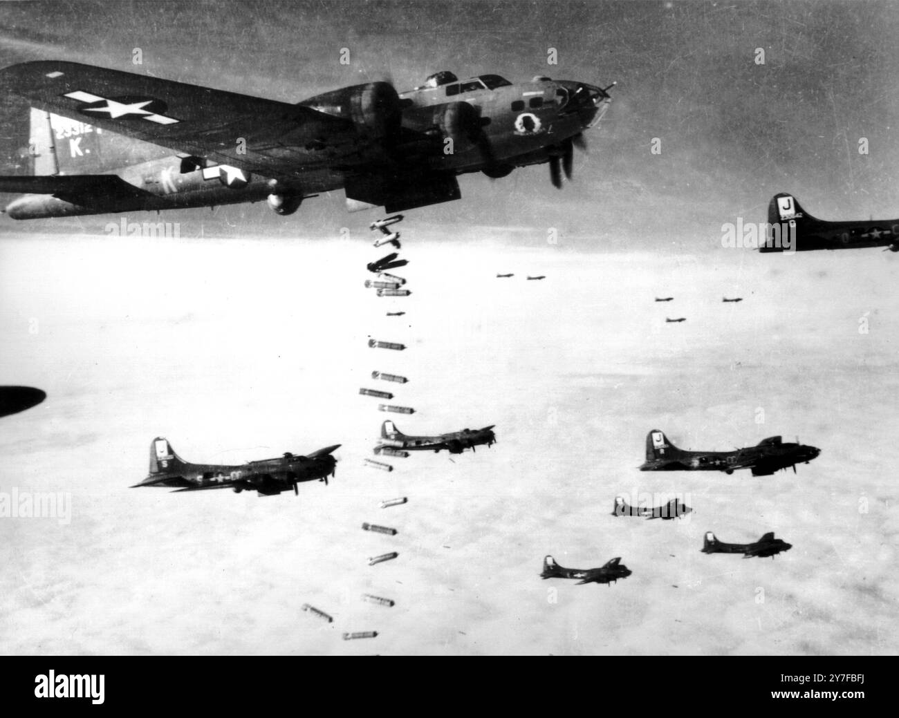 B17 flying Black and White Stock Photos & Images - Alamy