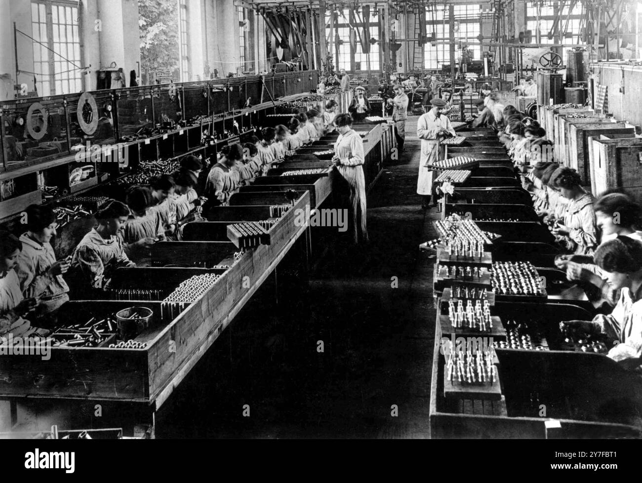 Shell making at Schneider's workshops. Women munition workers at ...