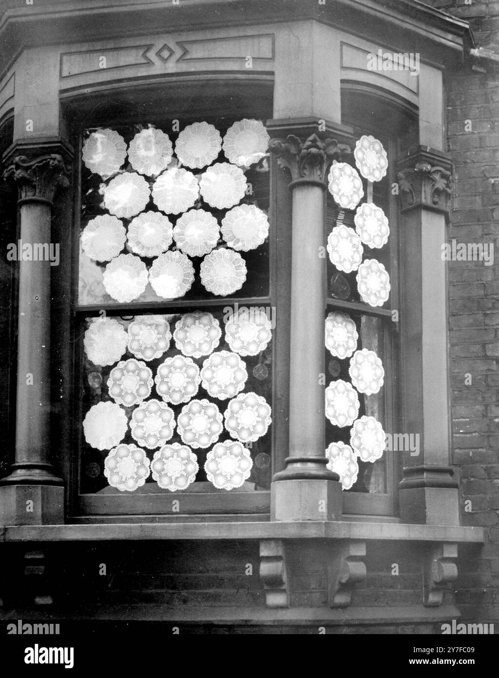 Flying glass was a real danger, the owner of this house used paper cake ...