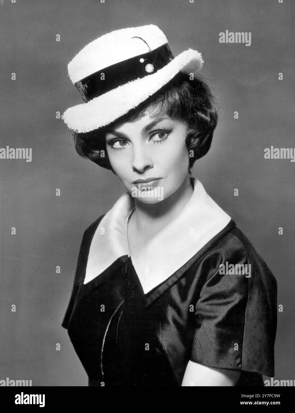 Gina lollobrigida actress 1960 hi-res stock photography and images - Alamy