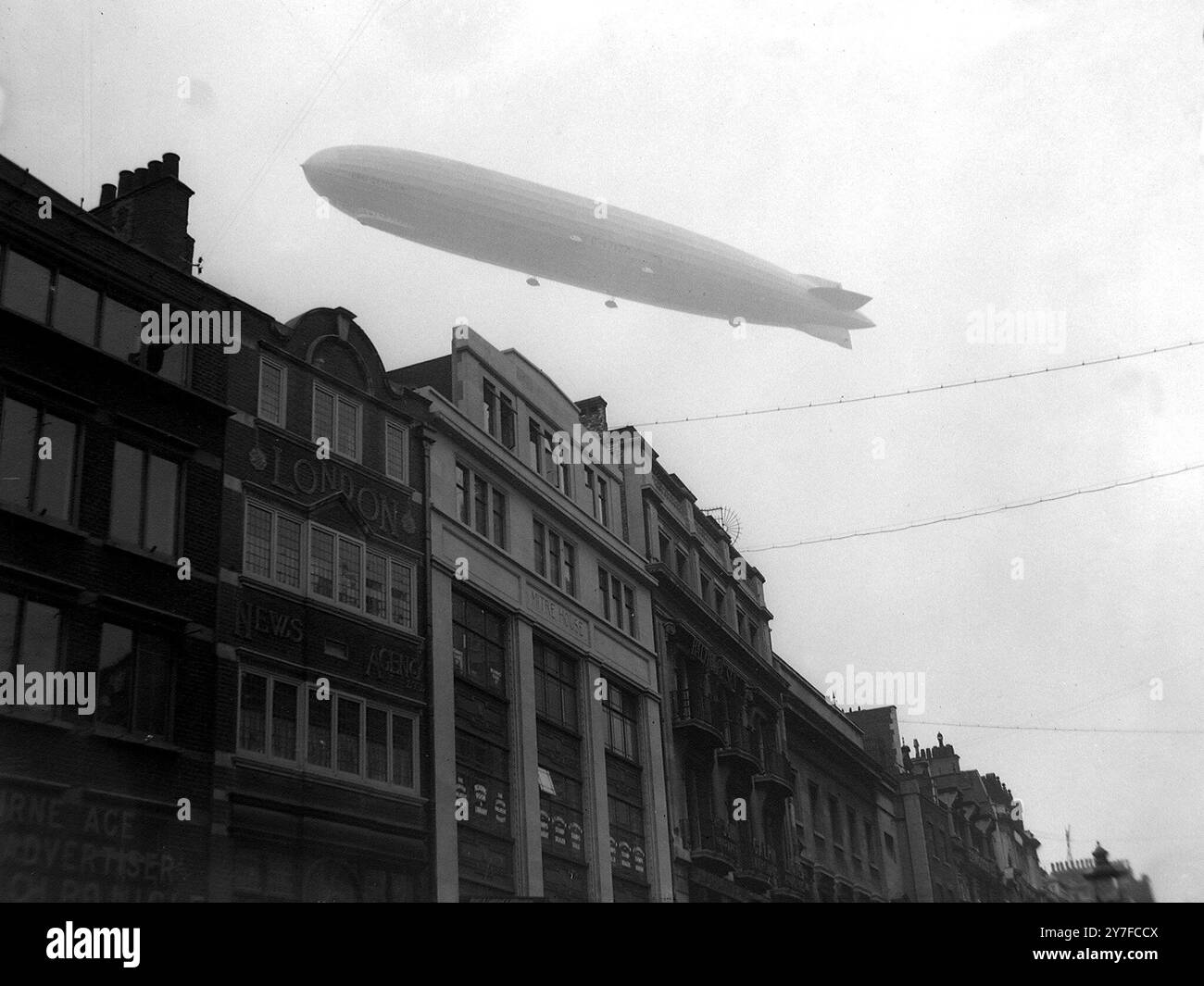 The Graf Zeppelin flies over London. 26th April 1930 Stock Photo - Alamy