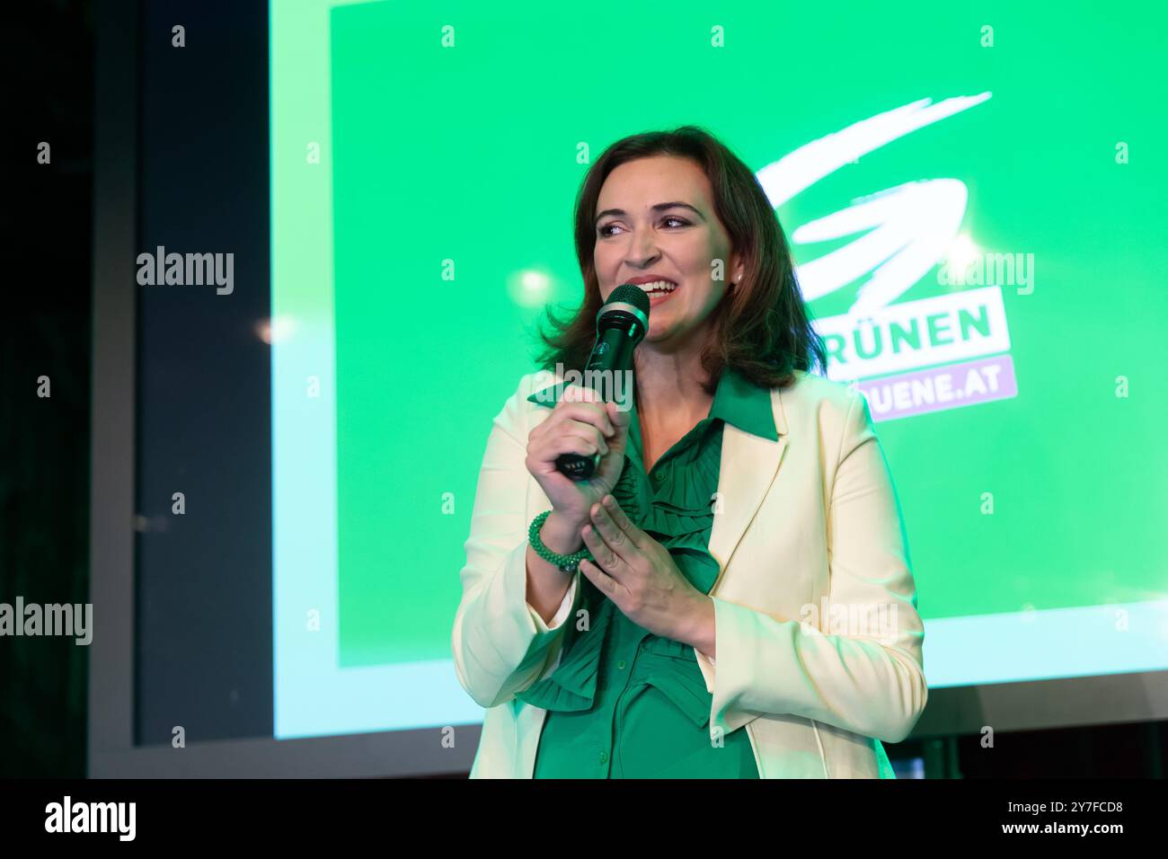 Alma Zadic spricht zu den WählerInnen nach der Erststimmenprognose für ...