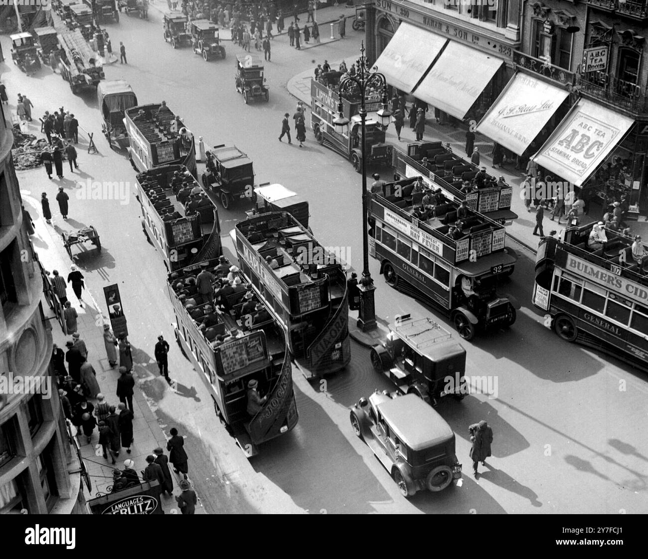 Traffic scene in Oxford Street, London 11th August 1925 Stock Photo - Alamy