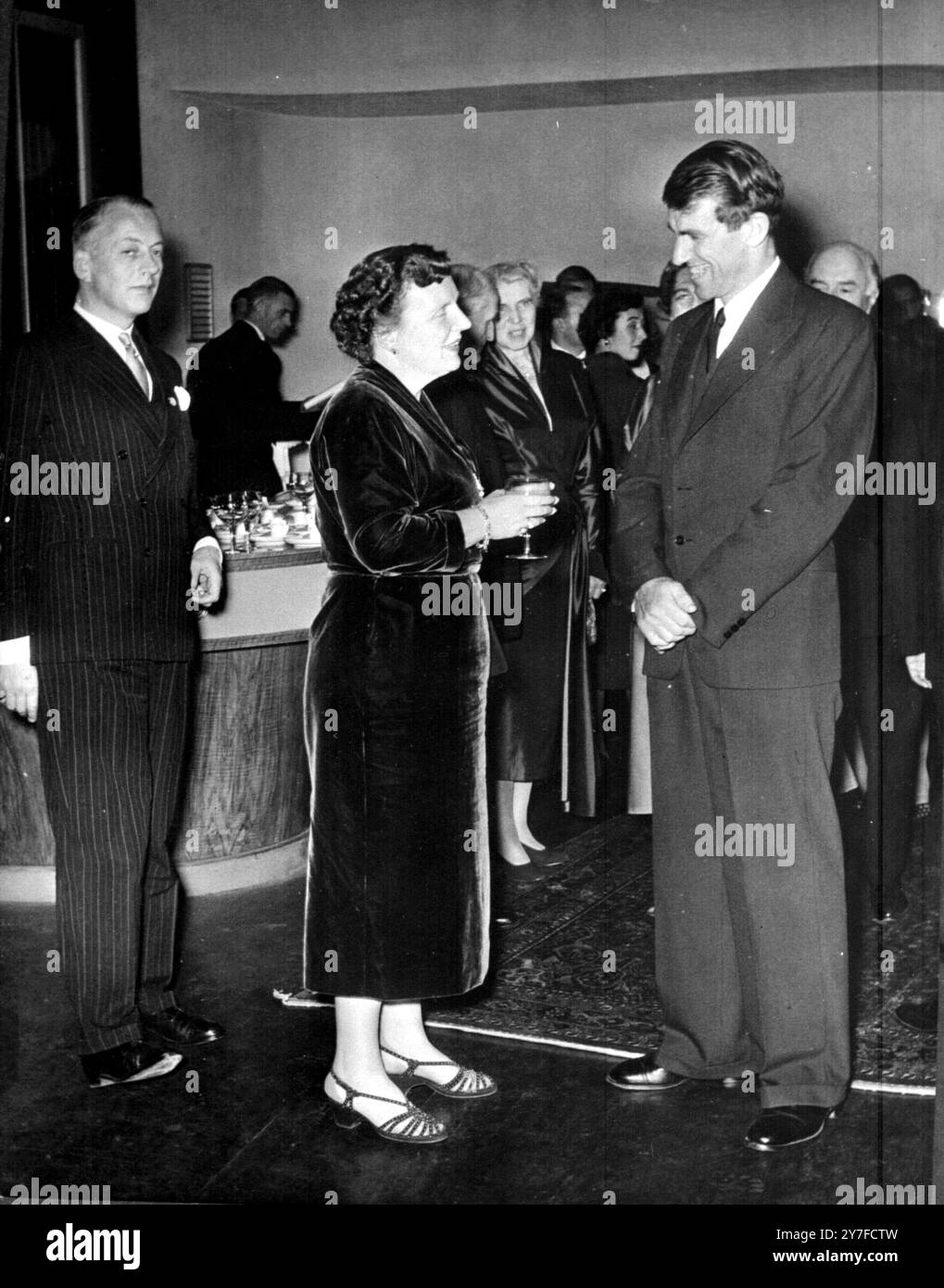 Edmund Hillary with Queen Juliana (Netherlands) during the interval of ...