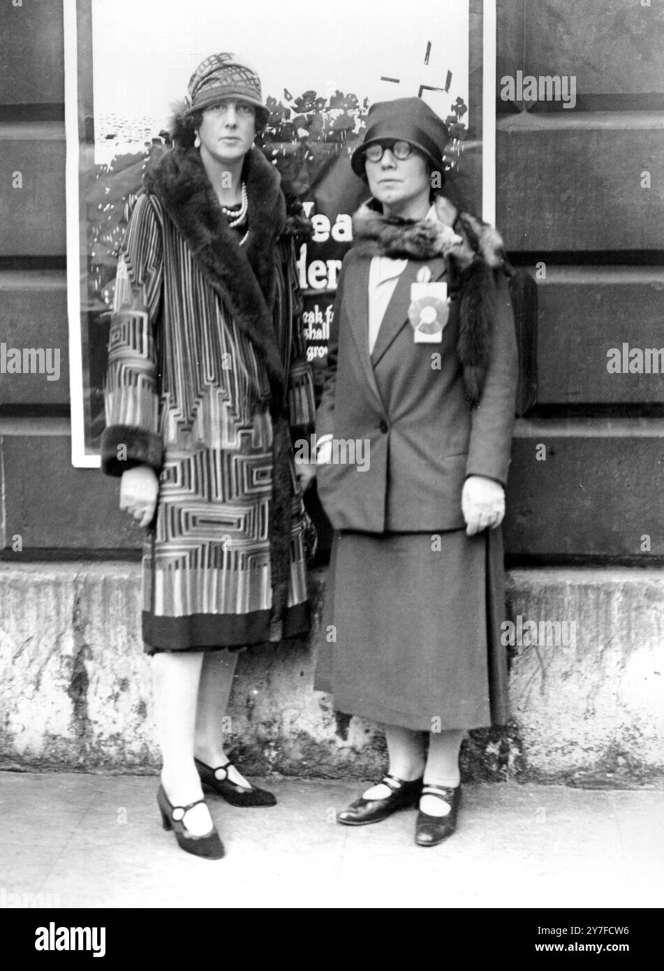 Remembrance Day 1926, Lady Londonderry and Miss Ward Stock Photo - Alamy