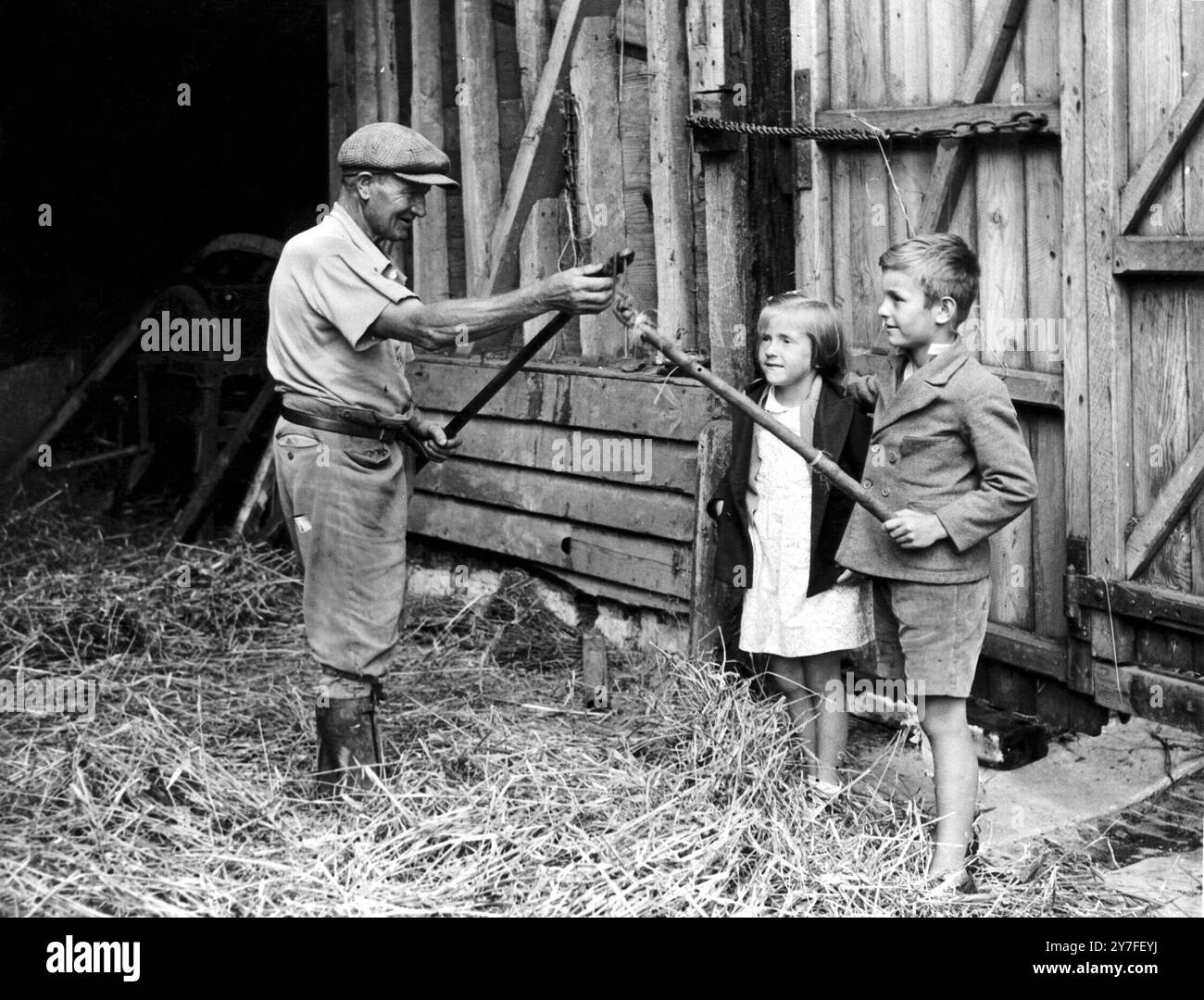 Mr Jimmy Burrows the farmhand on Westwood Farm , Westerham ,Kent ...