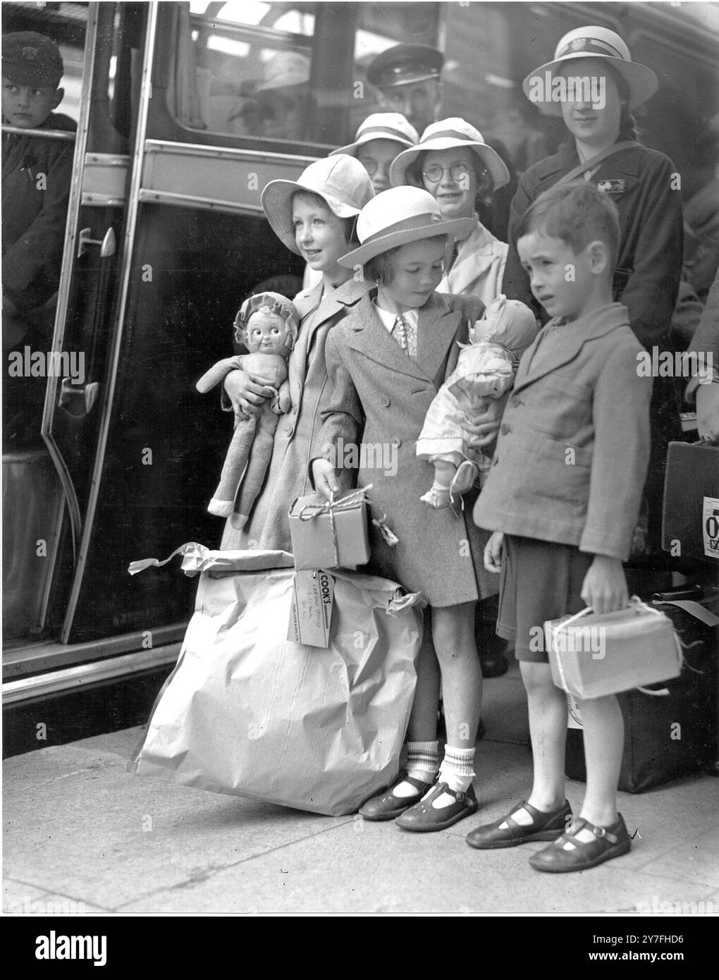Home Front Children off to the country during evacuation for safety ...