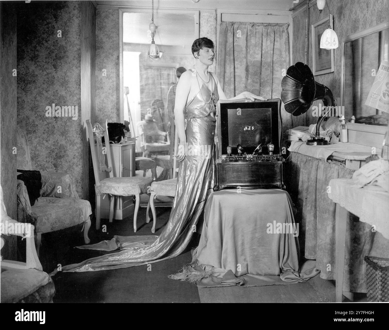 MISS BETTY BLYTHE AND HER WIRELESS SET Stock Photo - Alamy