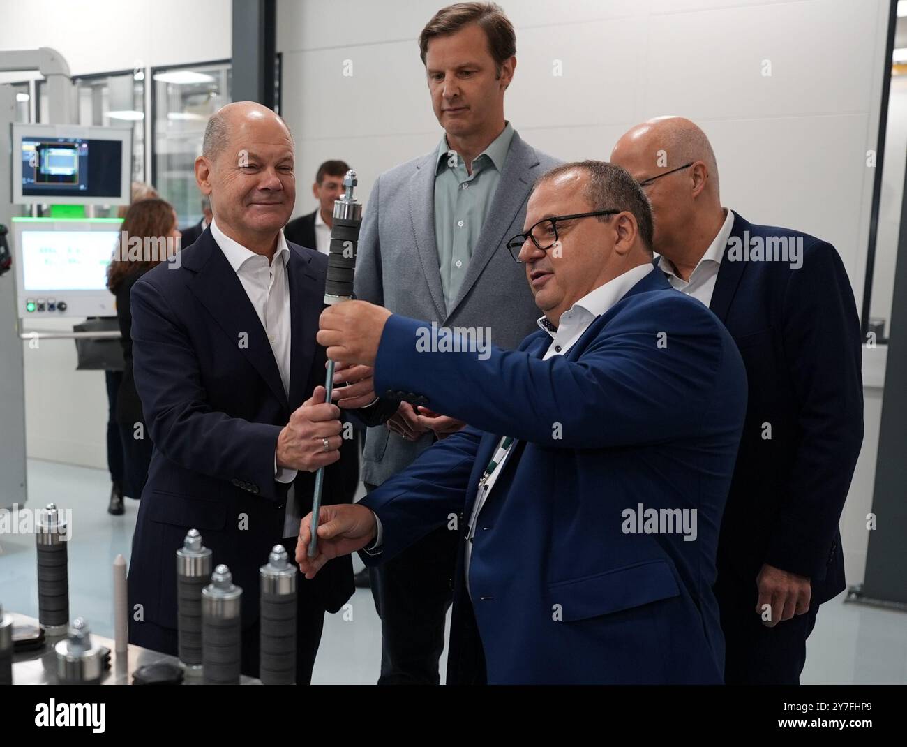 Hamburg, Germany. 30 September 2024, Hamburg: Site Manager Jens Werner Schwarz (front, r) hands ...
