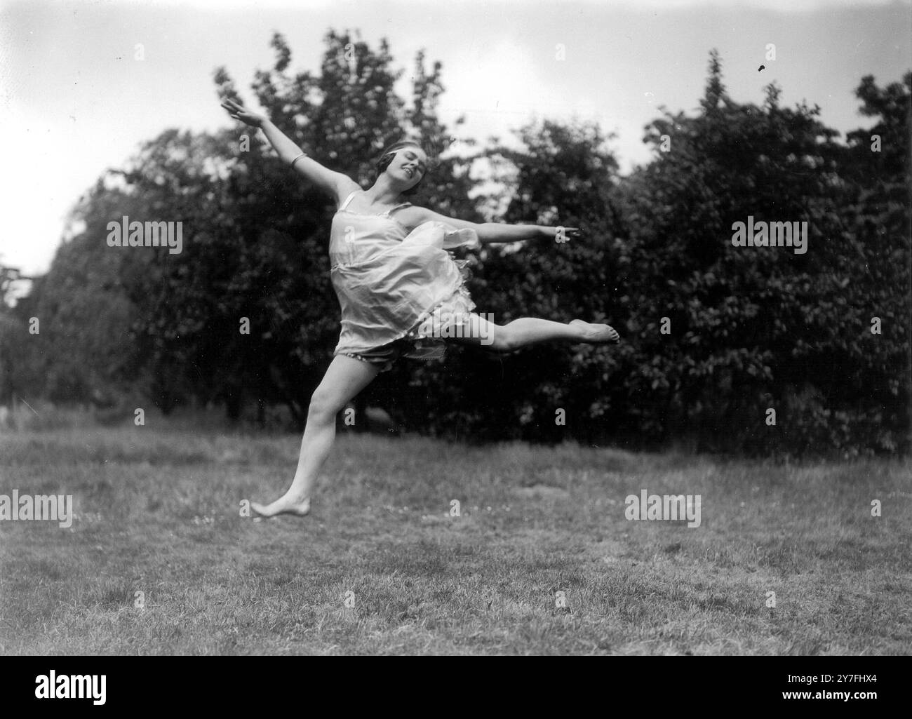THE POETRY OF MOTION CHARMING POSES IN BEAUTIFUL DULWICH GROUNDS A ...