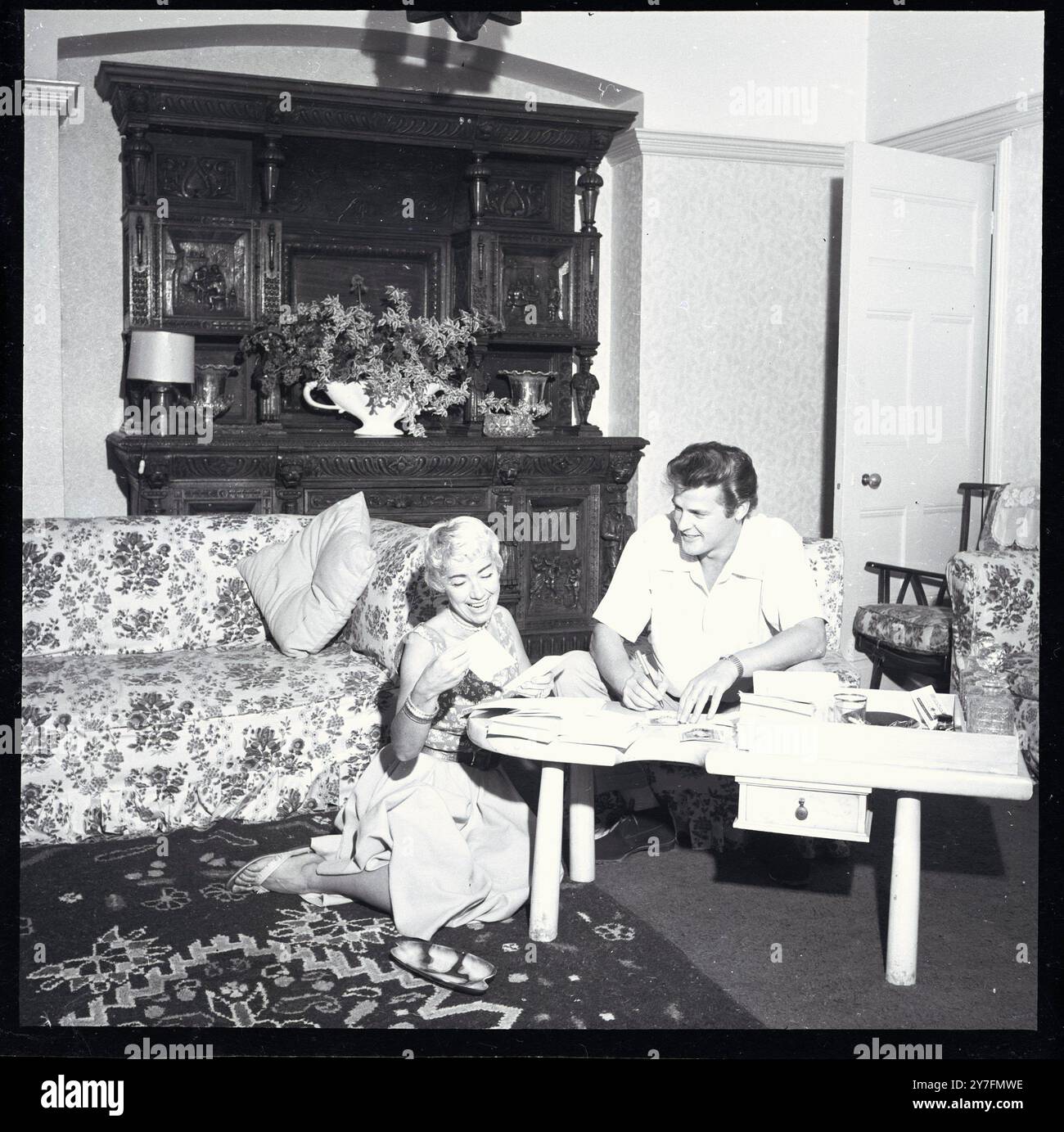 Singer male british 1950s hi-res stock photography and images - Alamy
