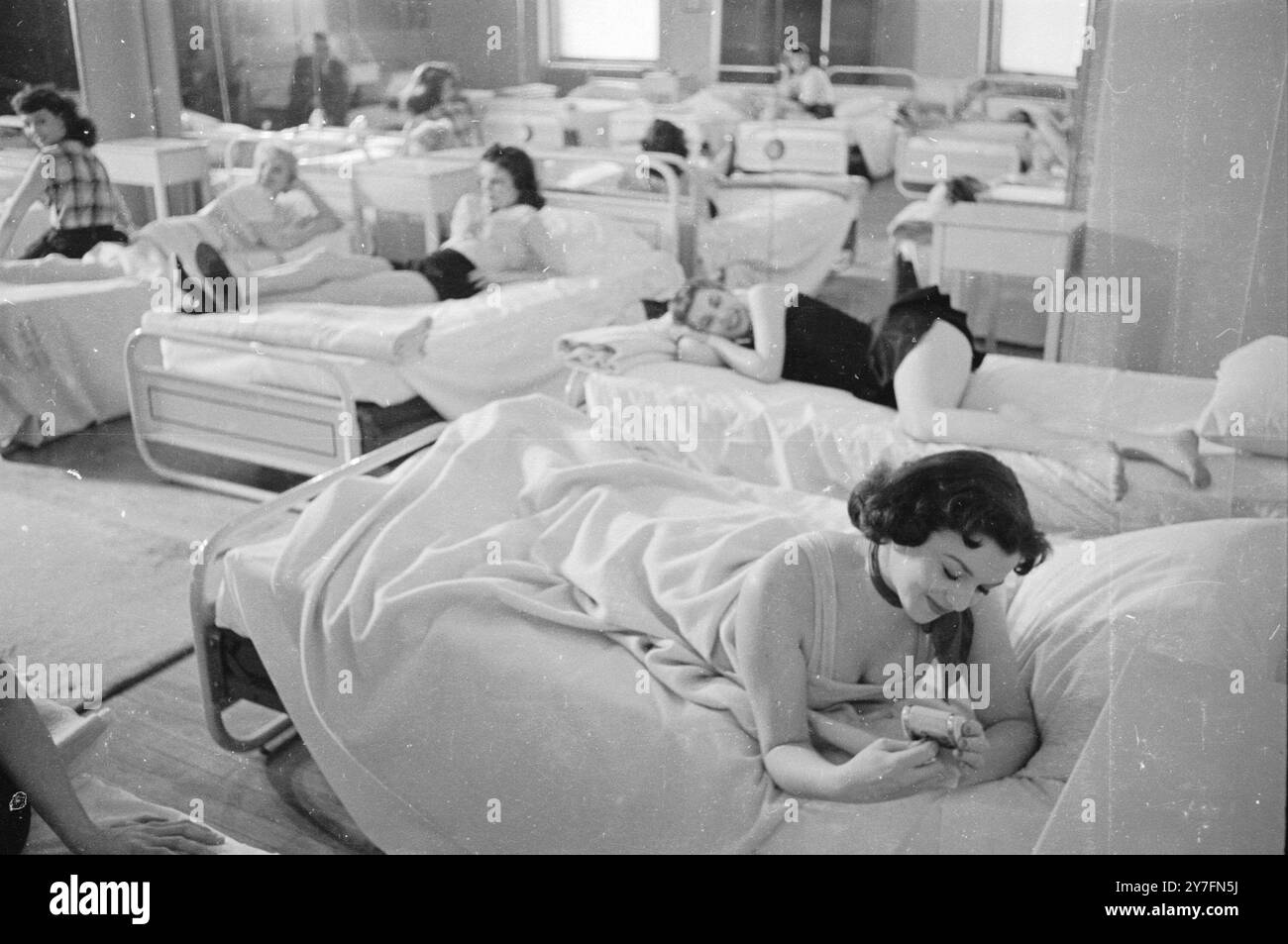 The Rockettes, the showgirls who performed at Radio City Music Hall in ...