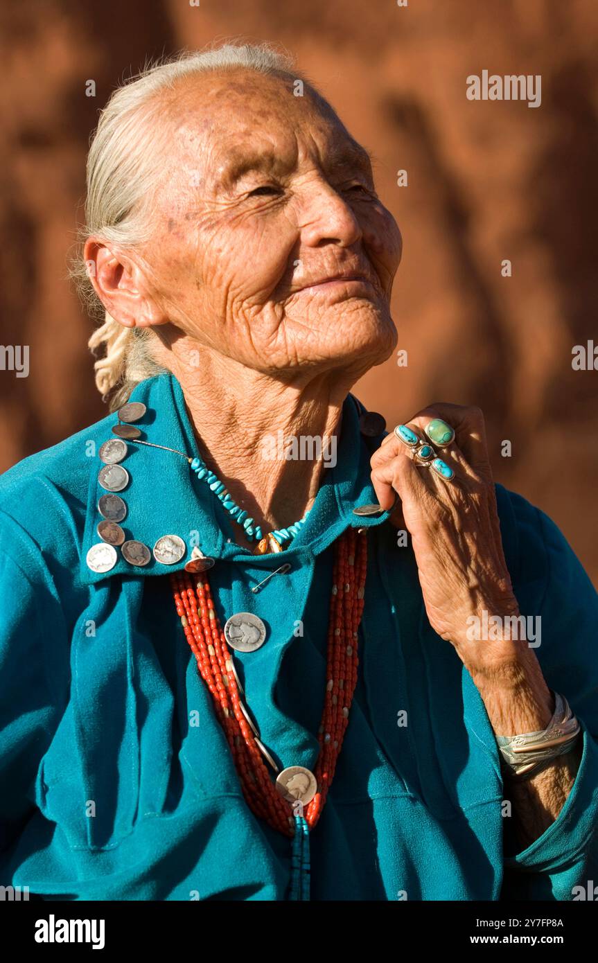 Woman portrait navajo hi-res stock photography and images - Alamy