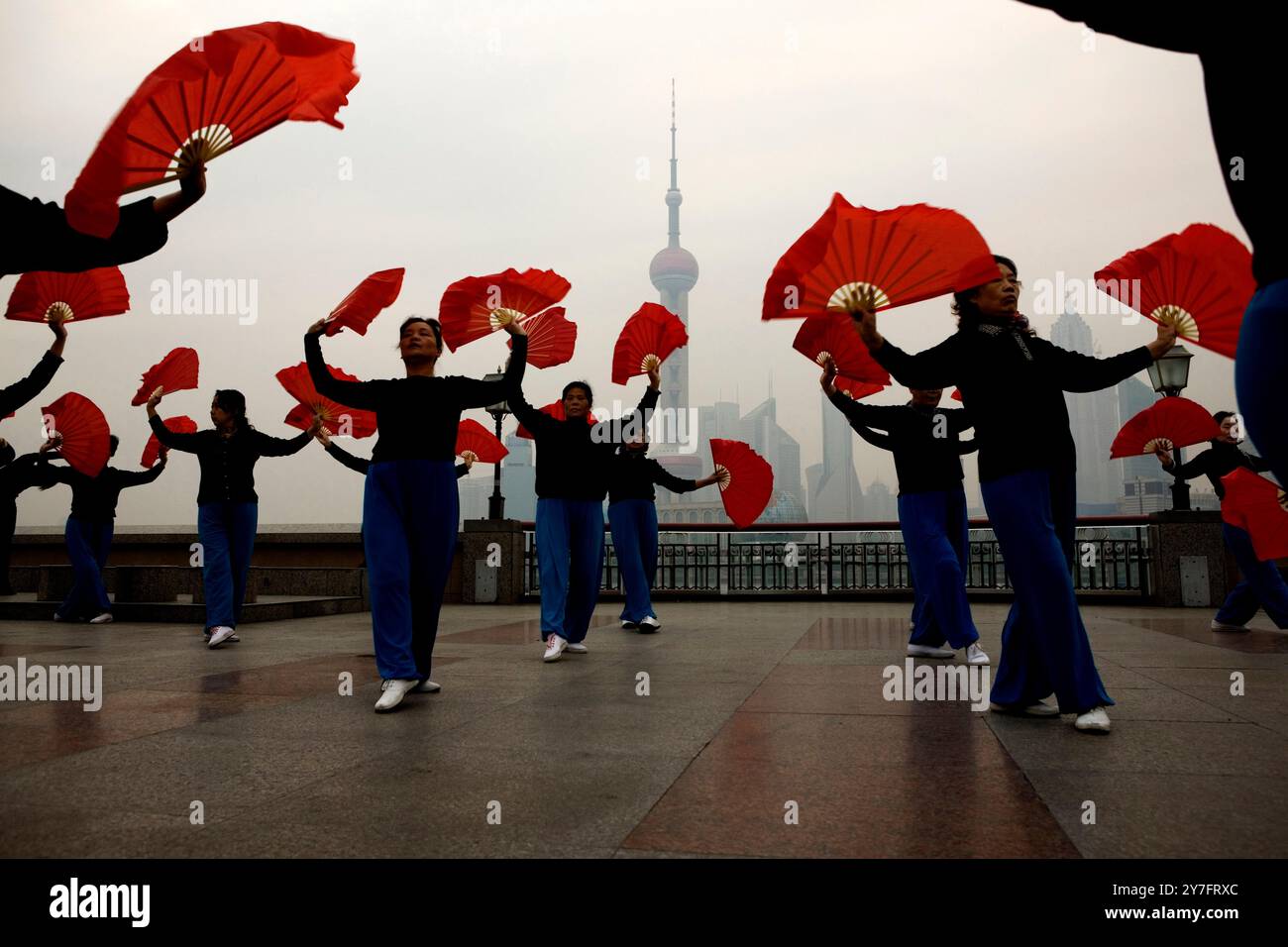 Chinese dancers with fans hi-res stock photography and images - Alamy