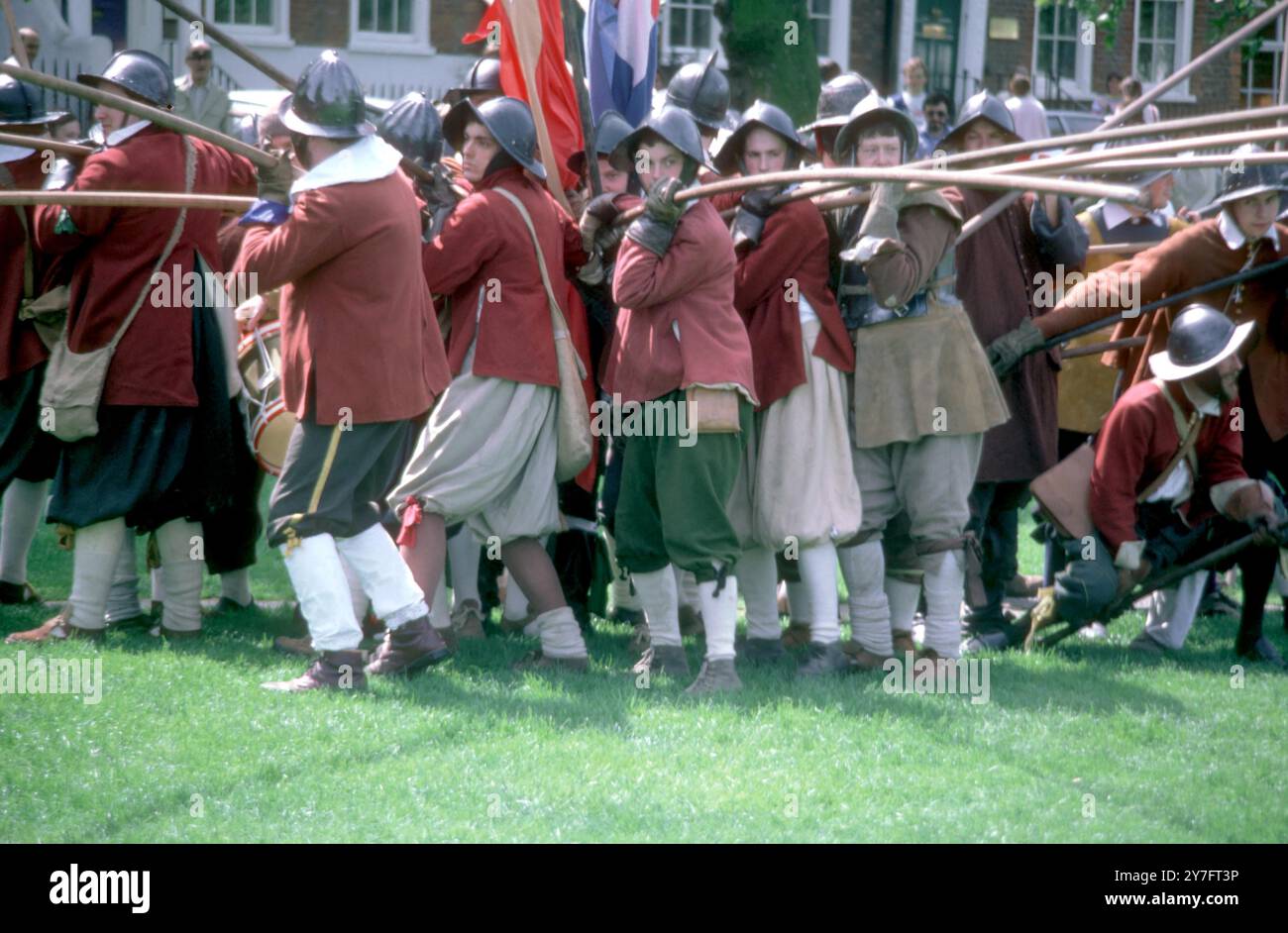 English civil war troops hi-res stock photography and images - Alamy