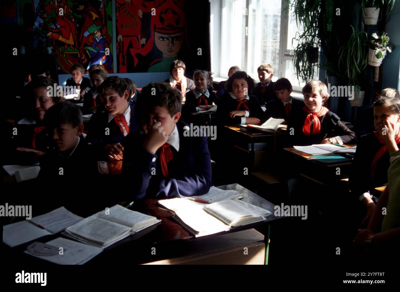 USSR Irkutsk. Pupils in junior school classroom Stock Photo - Alamy