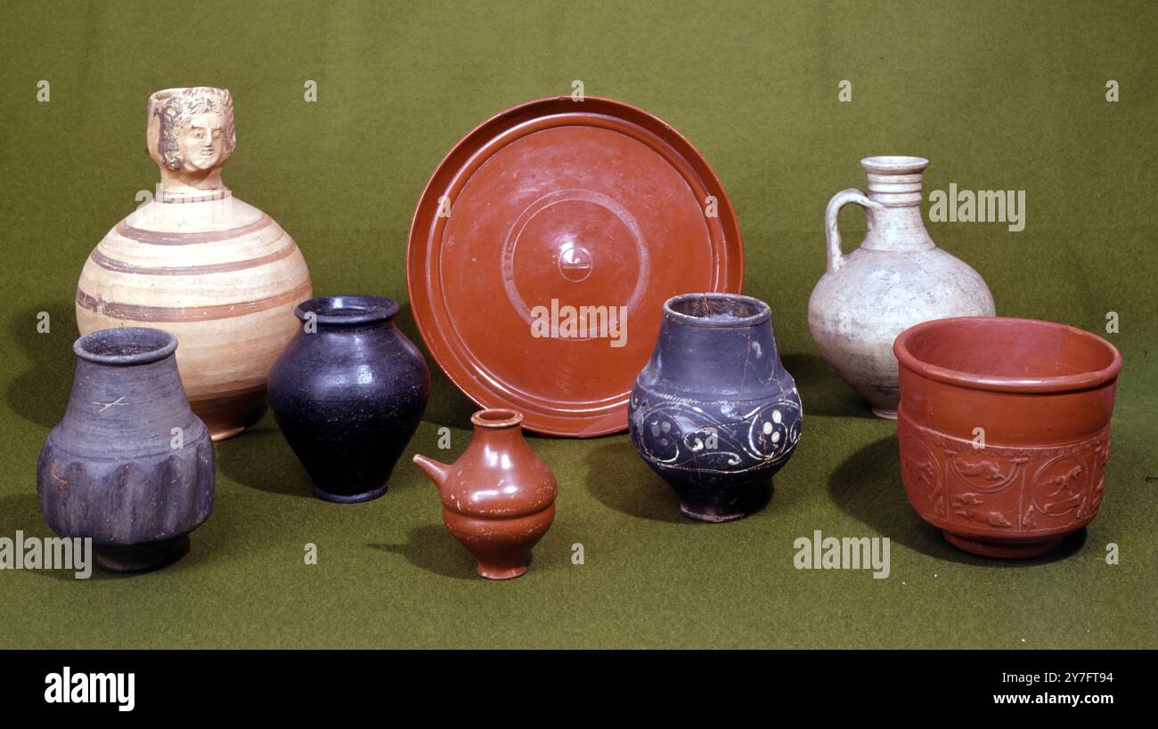 Roman pottery hi-res stock photography and images - Alamy
