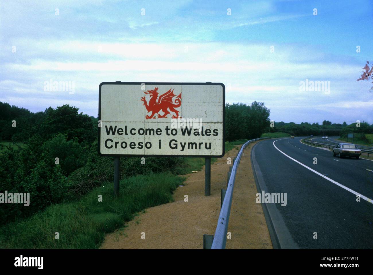Bilingual sign Welsh border Welcome to Wales Stock Photo - Alamy