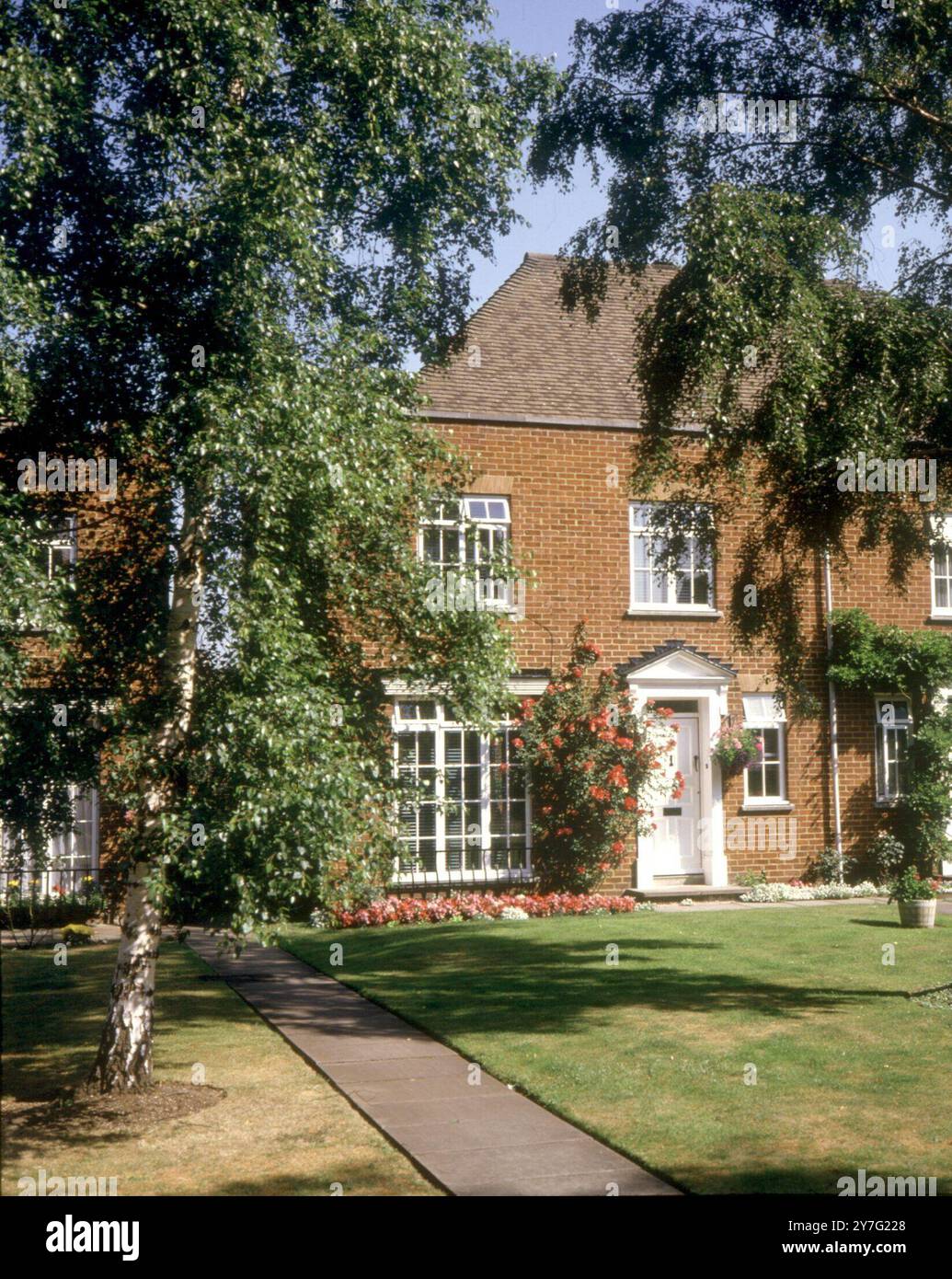 Middlesex housing at Halliford Nr Shepperton Stock Photo - Alamy