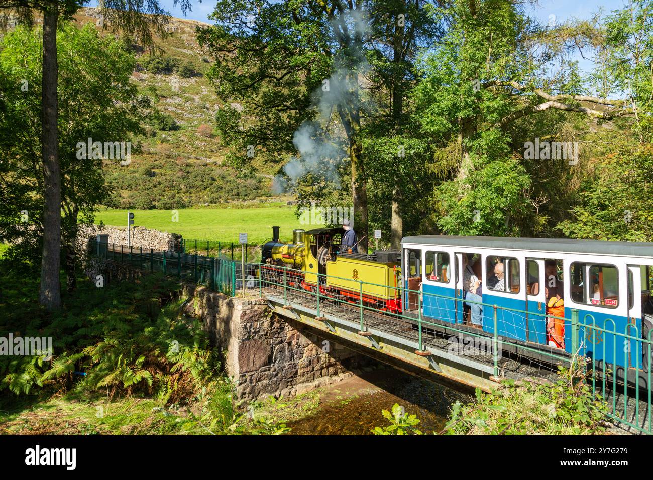 The Narrow gauge steam train leaving Dalegarth Station, Eskdale ...