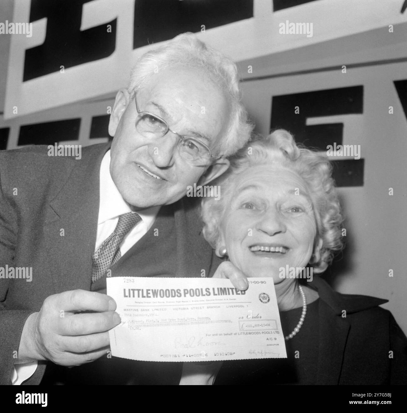 JOSPEH ALMOND WITH WIFE HILDA BIG POOLS WINNERS IN LONDON ; 30 DECEMBER ...