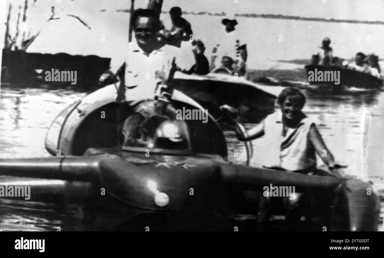 SPEED CAMPBELL WAVES BLUEBIRD RETURNS AFTER WATER SPEED RECORD IN ...