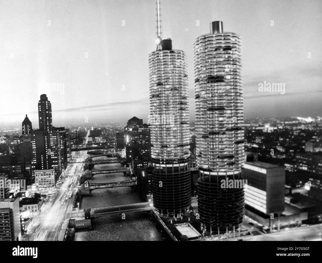 ILLINOIS MARINA TOWERS IN THE NIGHT ; 30 DECEMBER 1964 Stock Photo - Alamy
